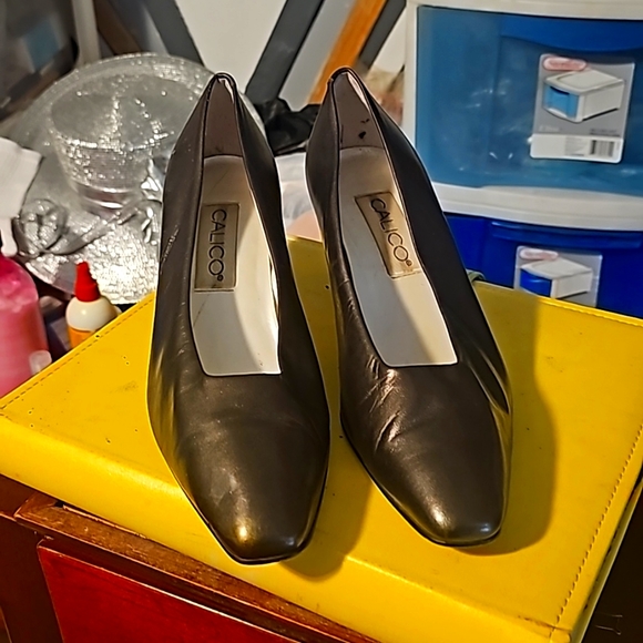 Calico | Shoes | Calico Designers Slipon Low Heel Pumps Sz 9 Genuine ...